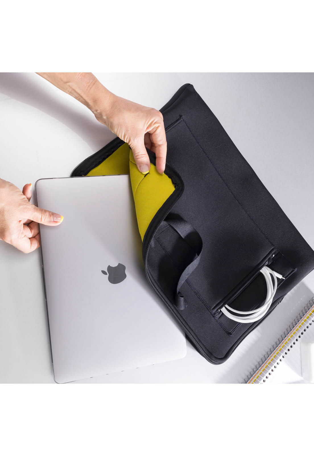 Forro De Pc Mujer Negro Atypical 1435